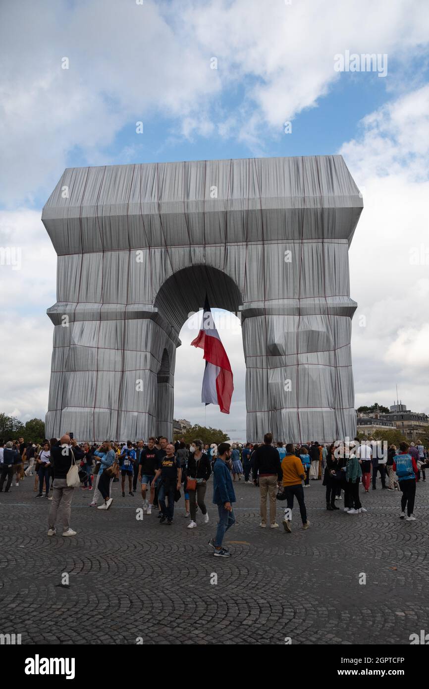 Daytime view of Christo's "wrapped" 2021 project in Paris , France ...
