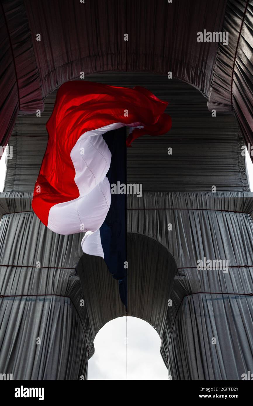 Closeup view of Christo's "wrapped" 2021 project in Paris with French ...