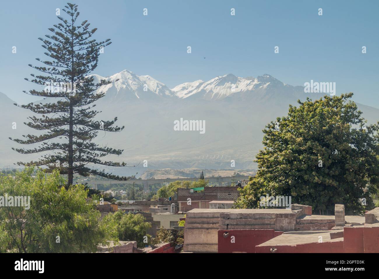 Chachani volcano above Arequipa, Peru Stock Photo - Alamy