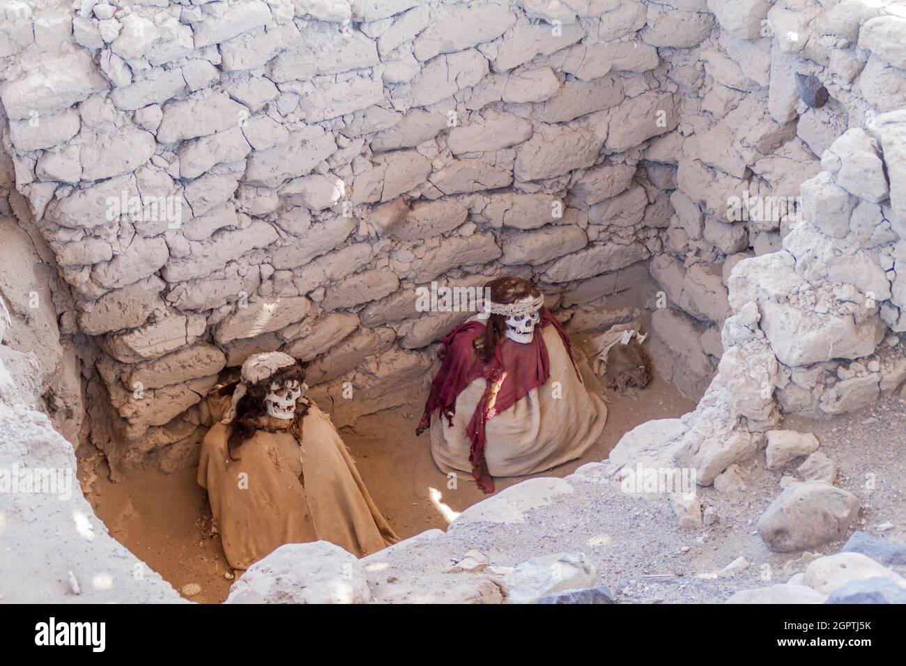 Preserved mummies in a tomb of Chauchilla cemetery in Nazca, Peru Stock ...