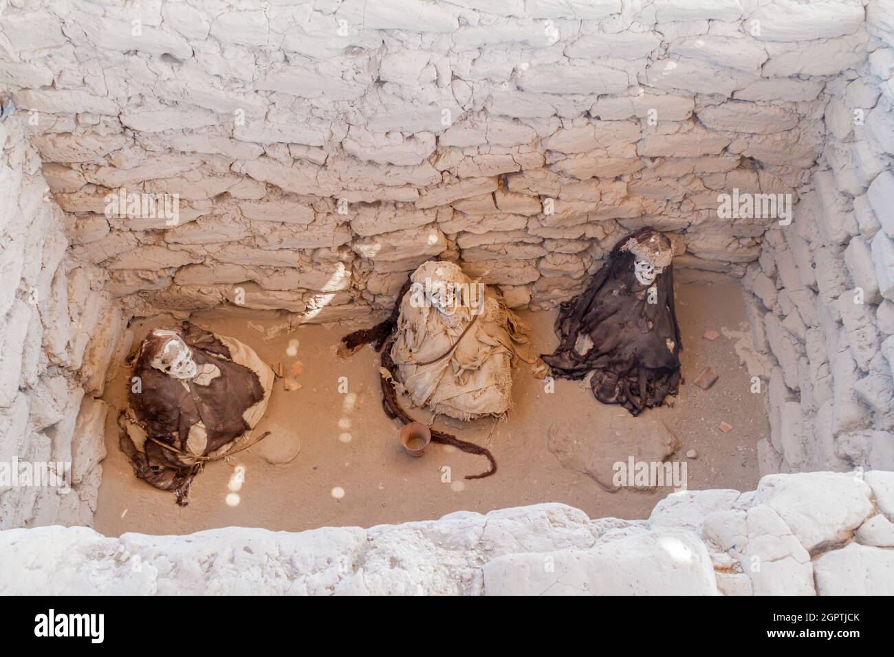 Preserved mummies in a tomb of Chauchilla cemetery in Nazca, Peru Stock ...
