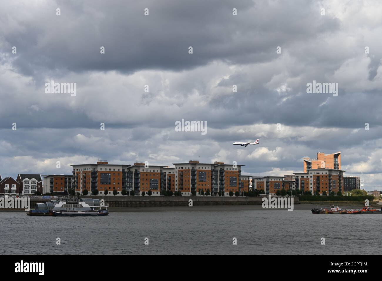 BA Aircraft landing at London City Airport Stock Photo - Alamy