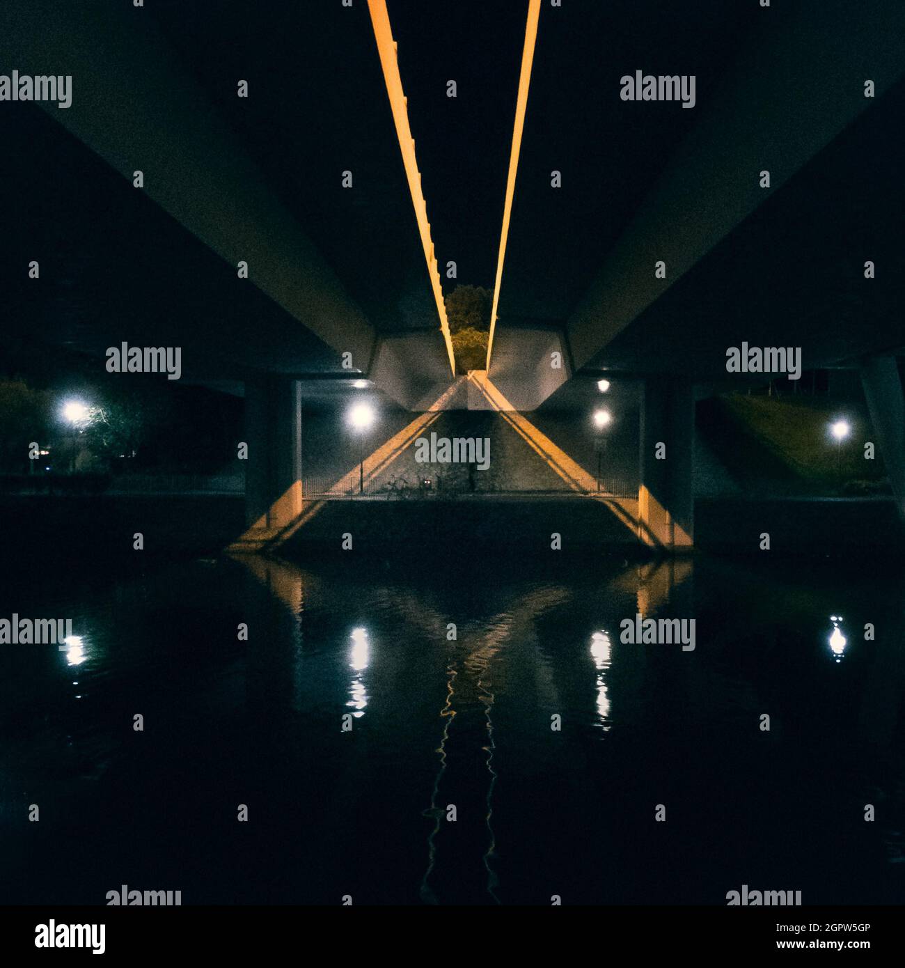Symmetric lighting hi-res stock photography and images - Alamy