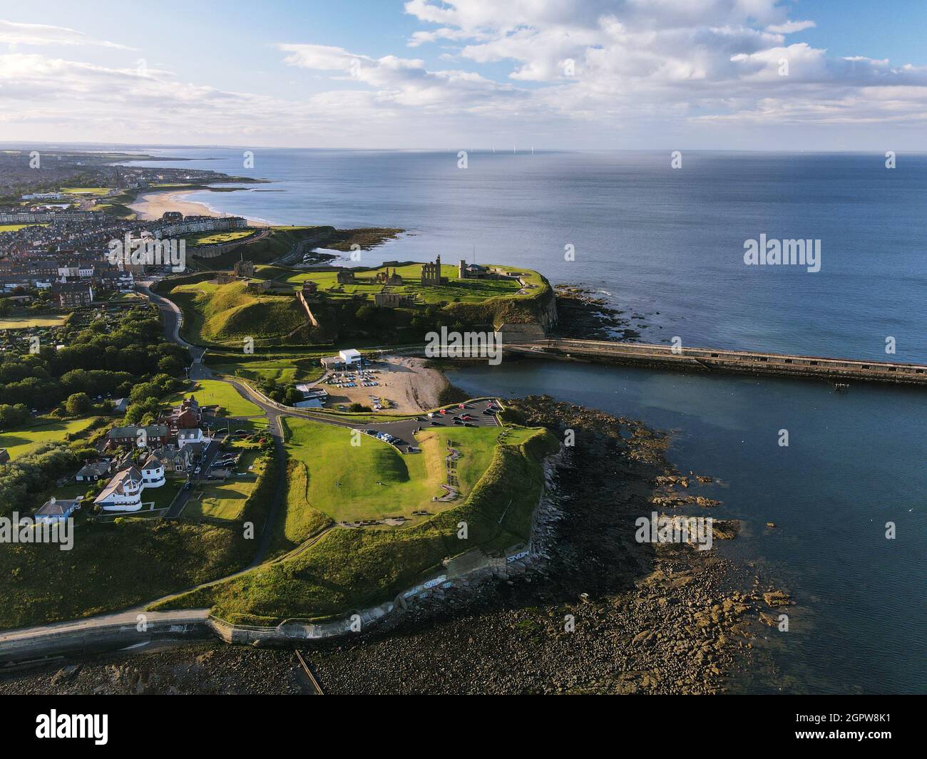 Tynemouth beach coastline tourism hi-res stock photography and images ...
