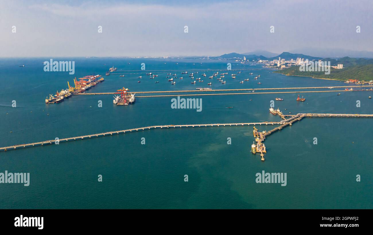 Oil tanker bay bridge hi-res stock photography and images - Alamy