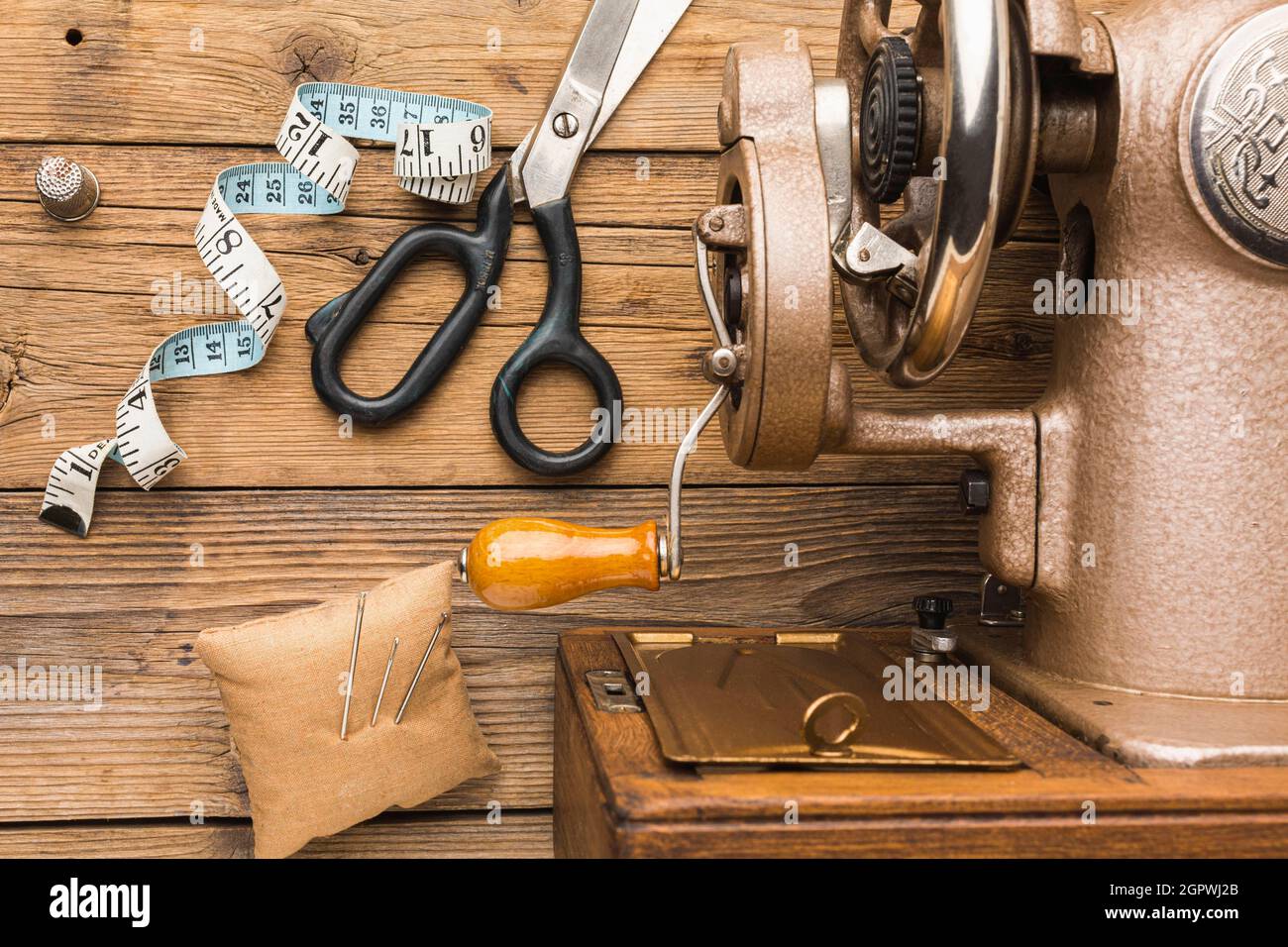 top view vintage sewing machine with scissors measuring tape Stock ...