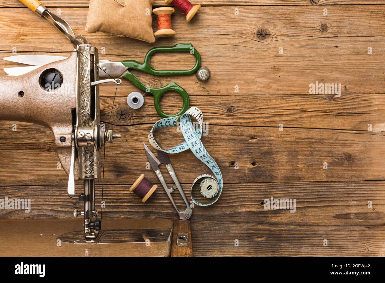 top view vintage sewing machine with scissors thread Stock Photo - Alamy