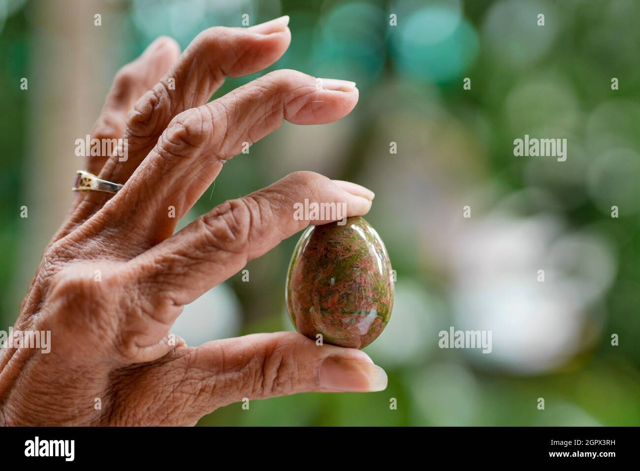 Grass pebble hand hi-res stock photography and images - Alamy