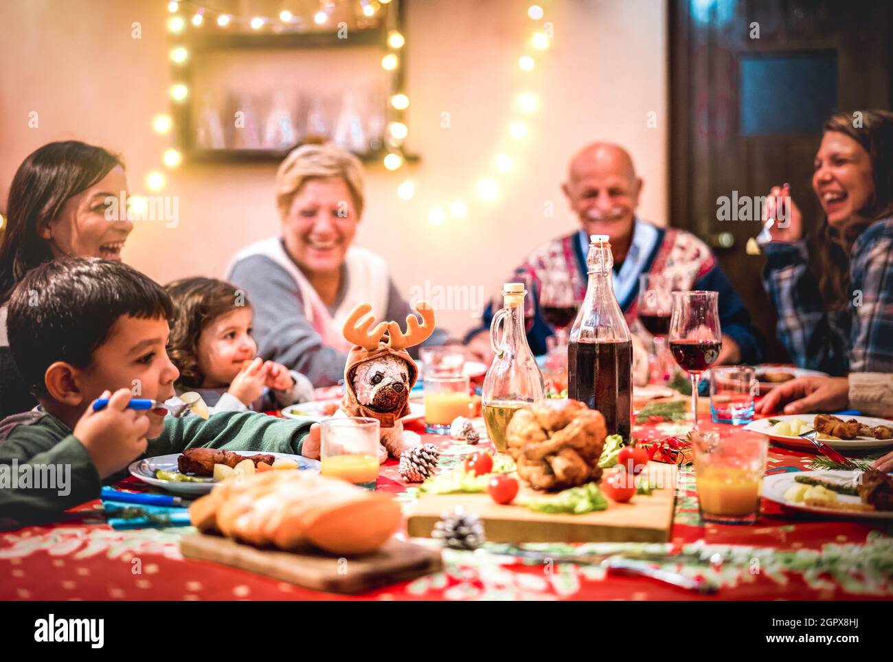 Family time table hi-res stock photography and images - Alamy