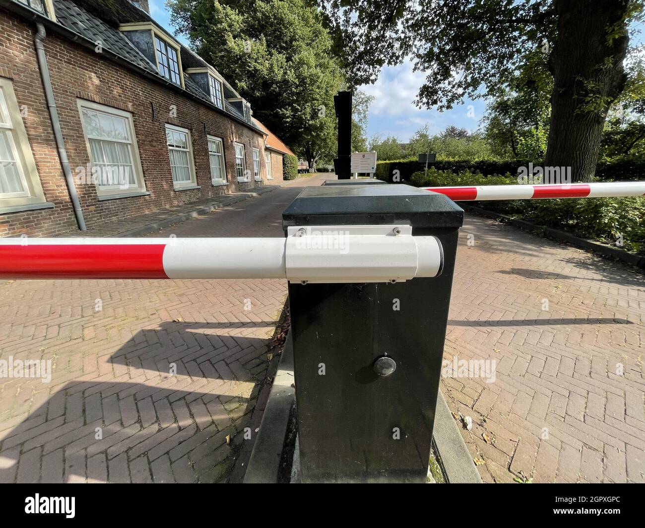 Two sided road hi-res stock photography and images - Alamy