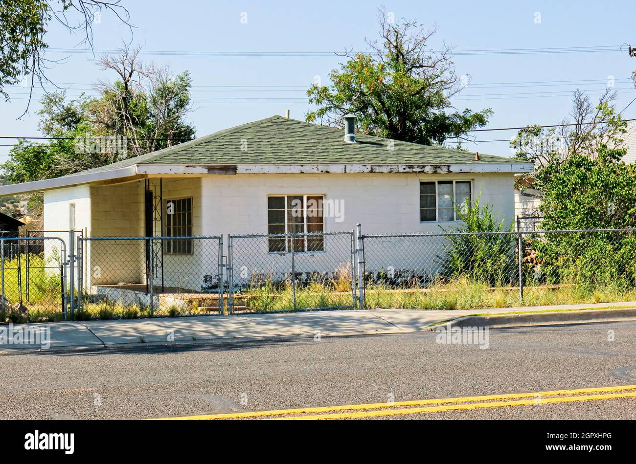 Old Abandoned One Level House In Need Of Repair Stock Photo - Alamy