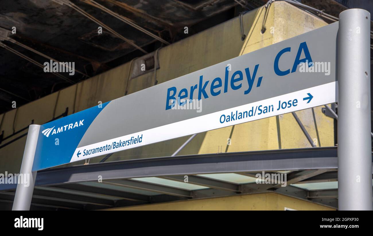 University sign berkeley university california hi-res stock photography ...