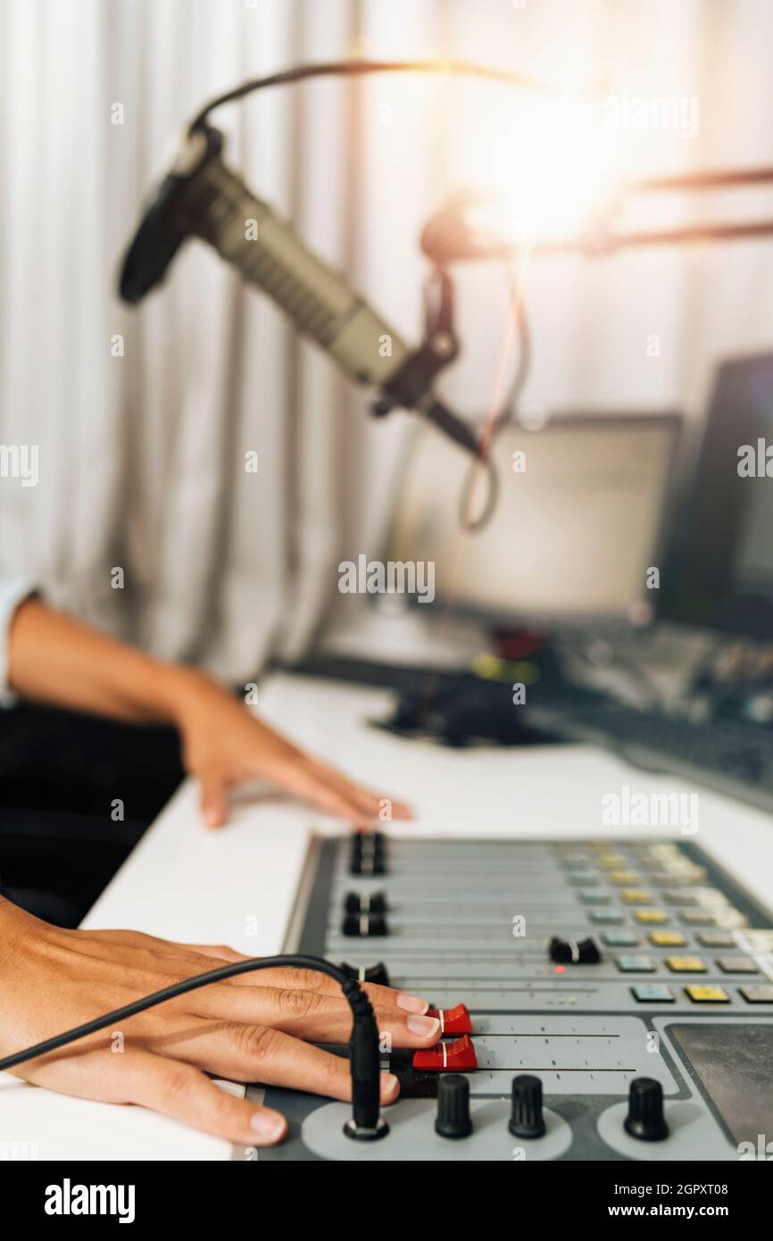 Adjusting electric guitar hi-res stock photography and images - Alamy