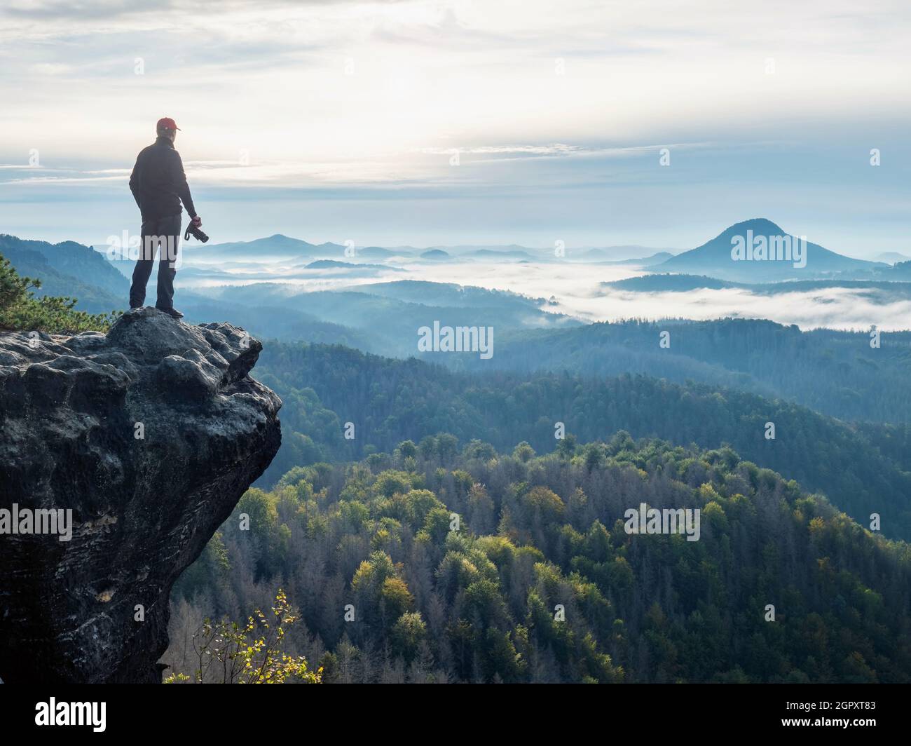 Person standing close to cliff edge hi-res stock photography and images ...