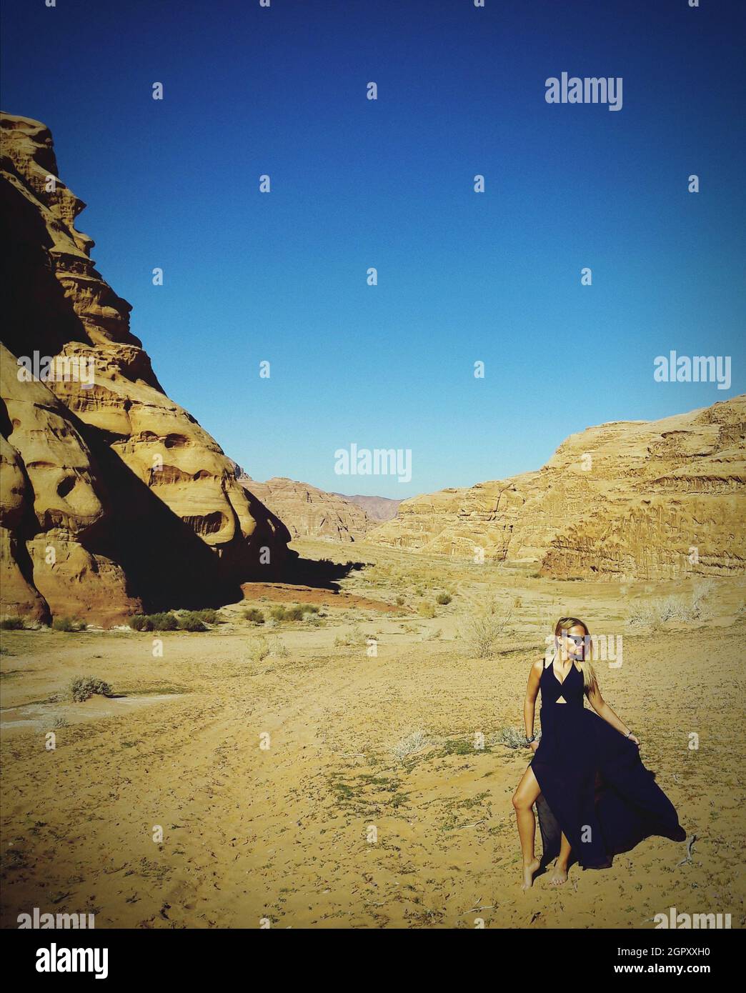 Wadi rum desert women hi-res stock photography and images - Alamy