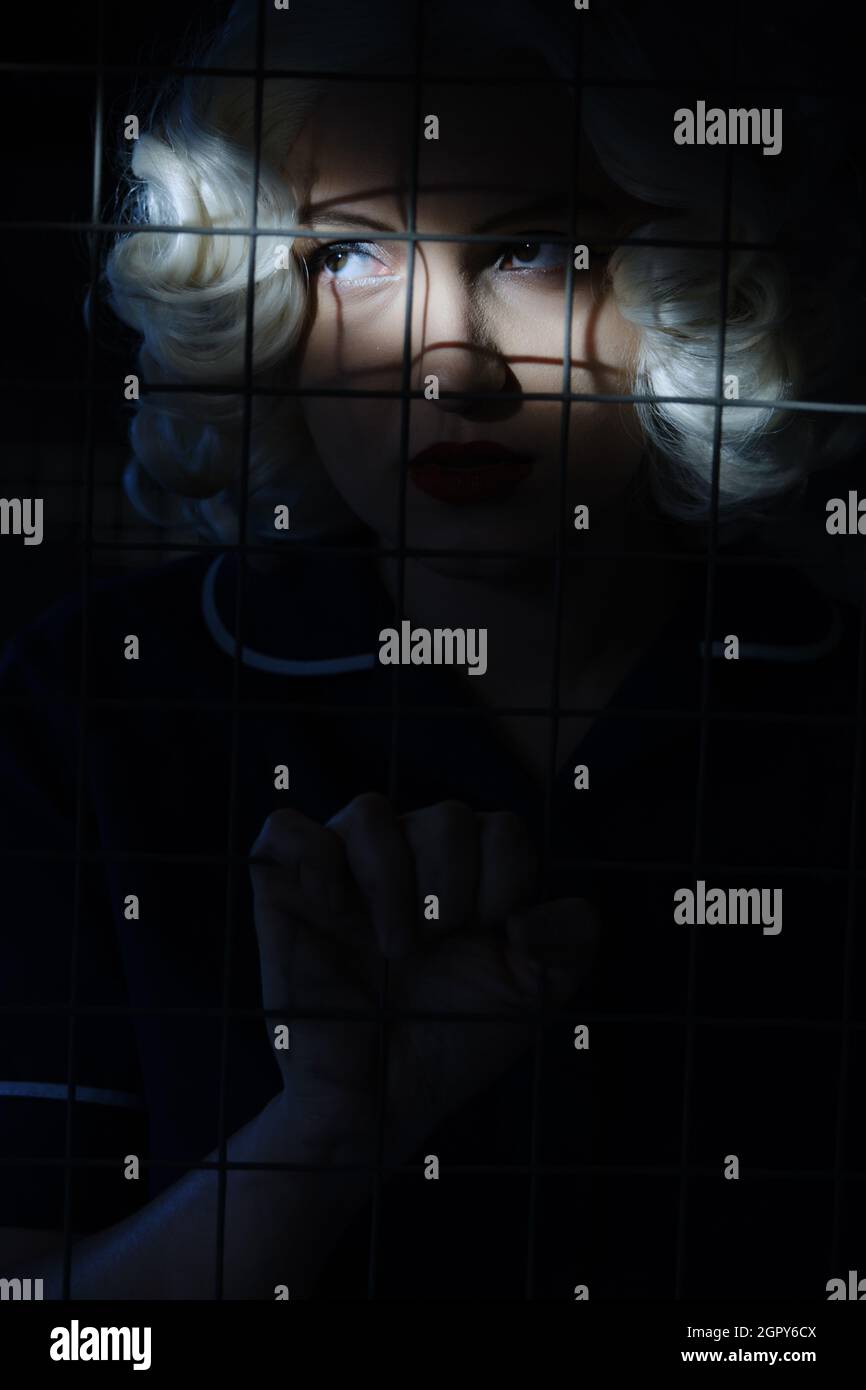 Woman looking behind scared hi-res stock photography and images - Alamy