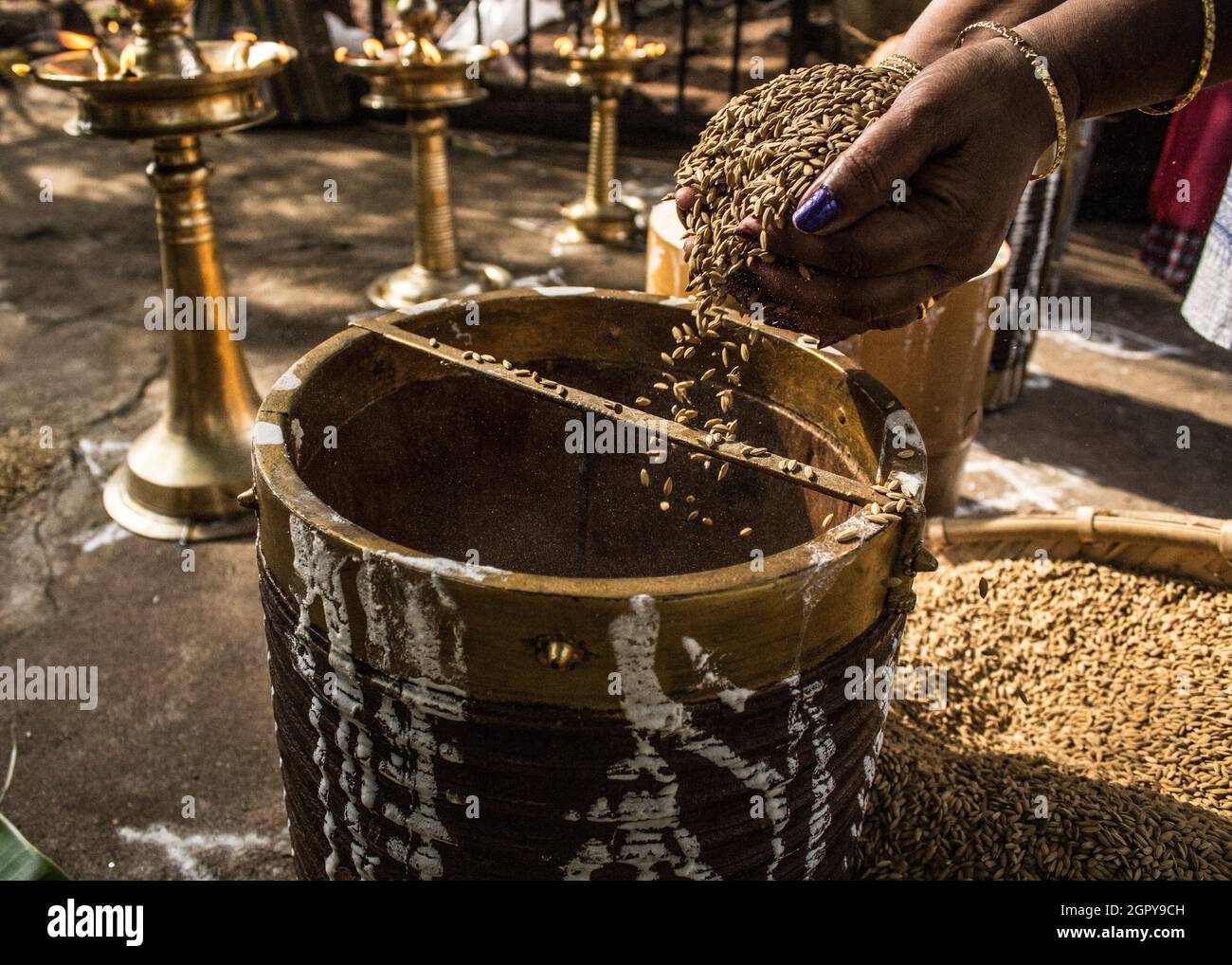 Pouring rice container hi-res stock photography and images - Alamy