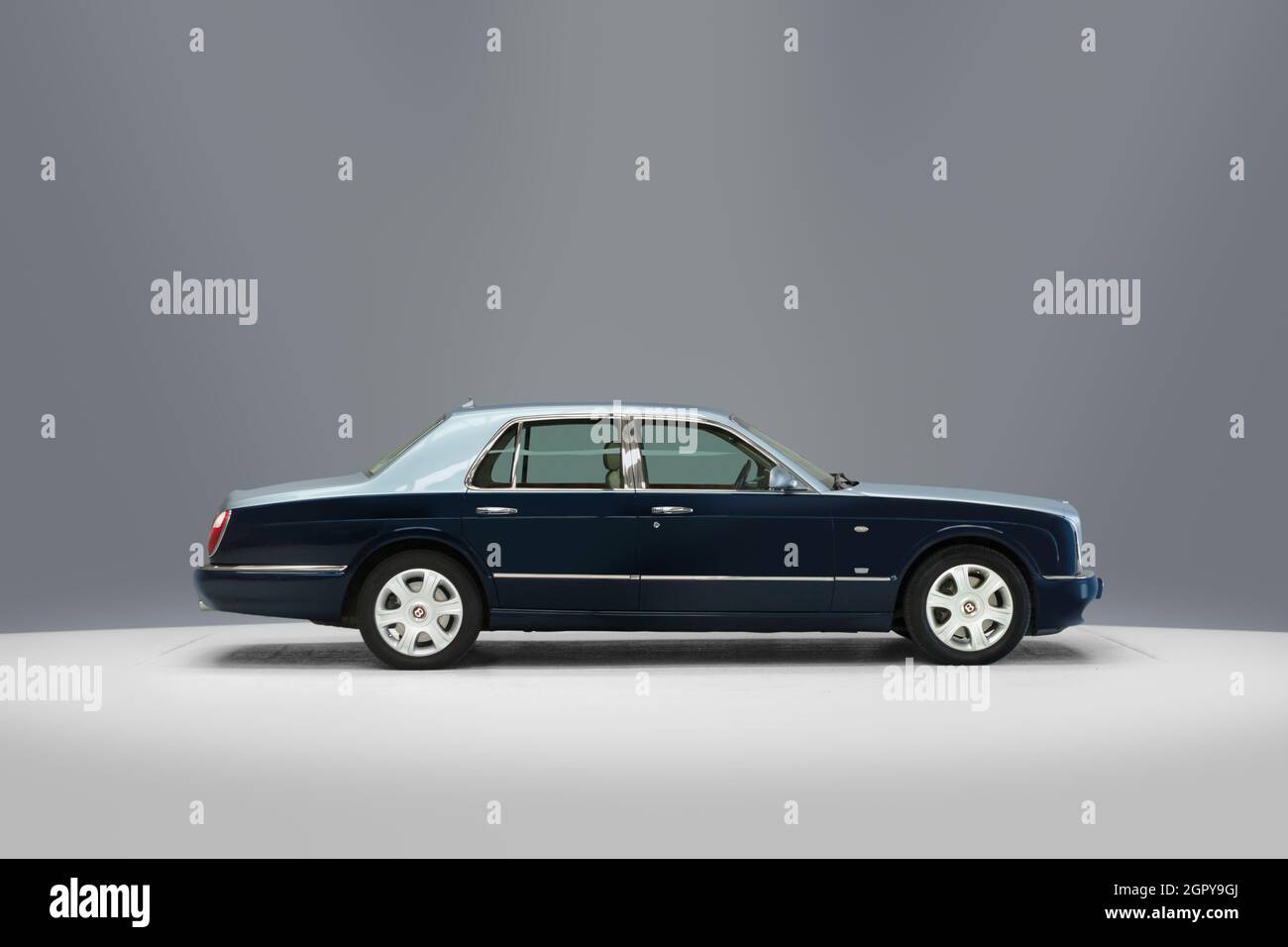 Side view of a two tone blue 2006 Bentley Arnage R Mulliner 6.76 V8 ...