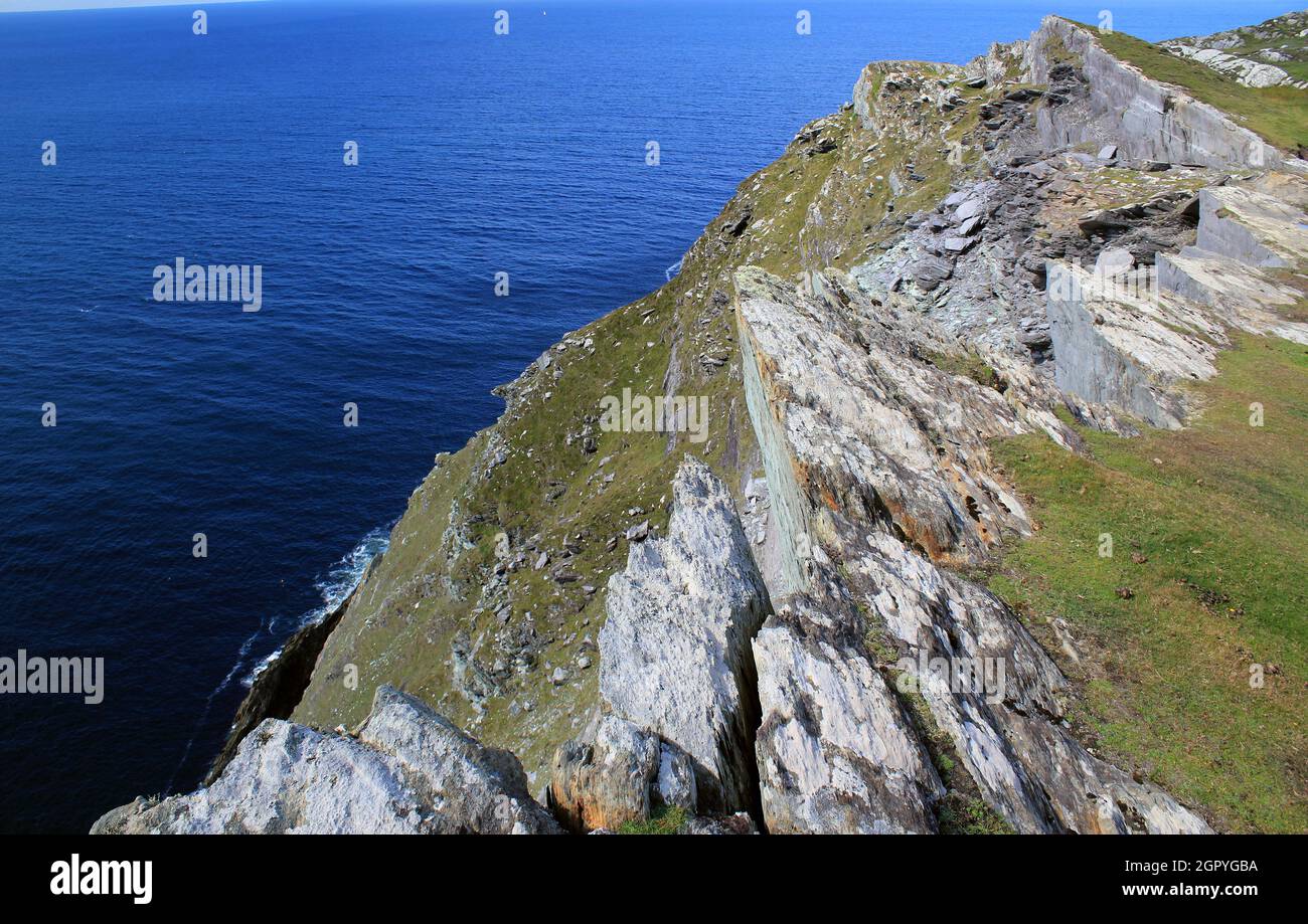 Atlantic Ocean and steep cliffs of Sheeps Head Peninsula in County Cork ...