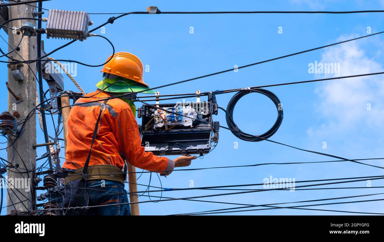 Overhead power line worker hi-res stock photography and images - Alamy