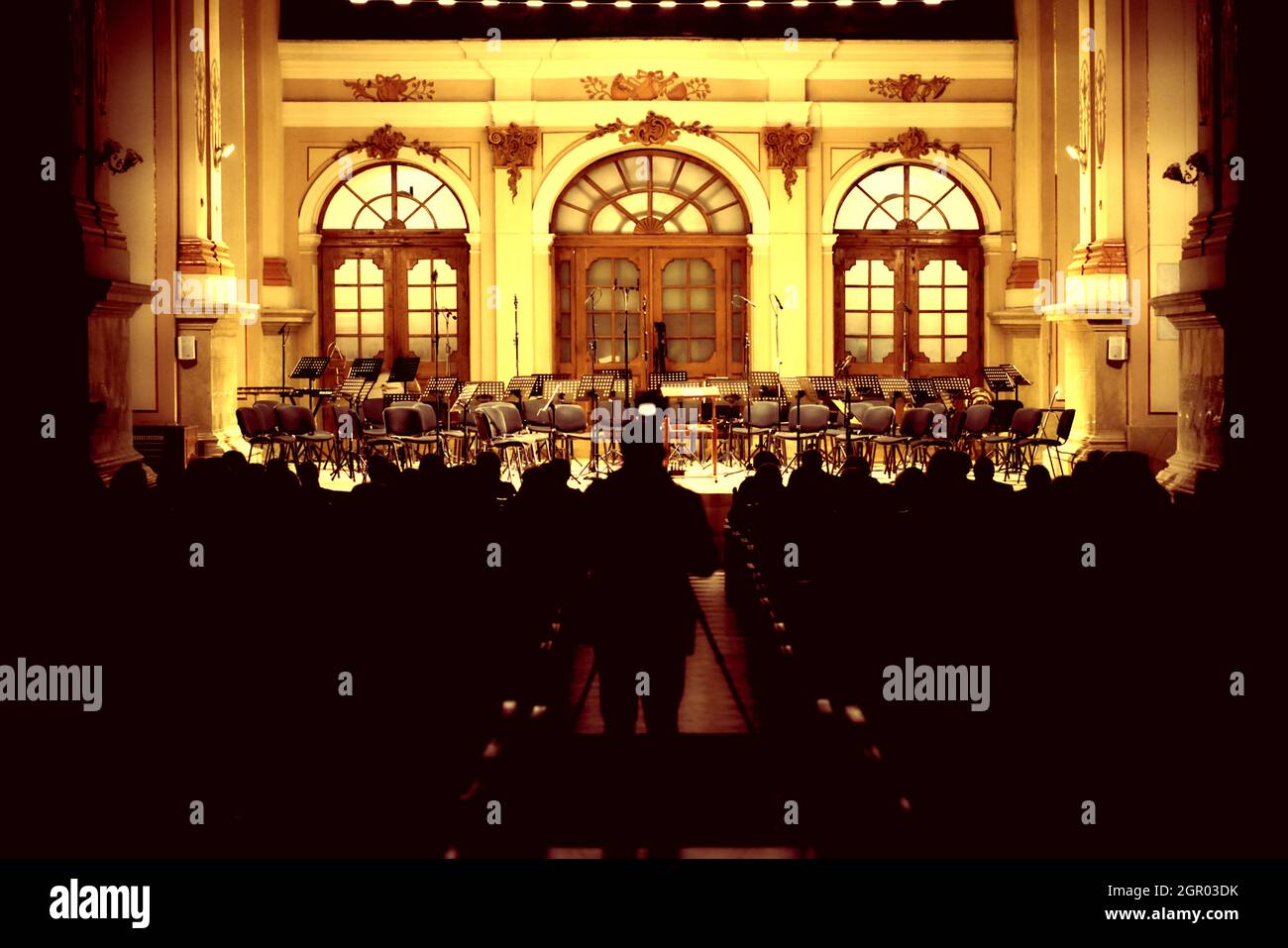 Concert hall audience hi-res stock photography and images - Alamy
