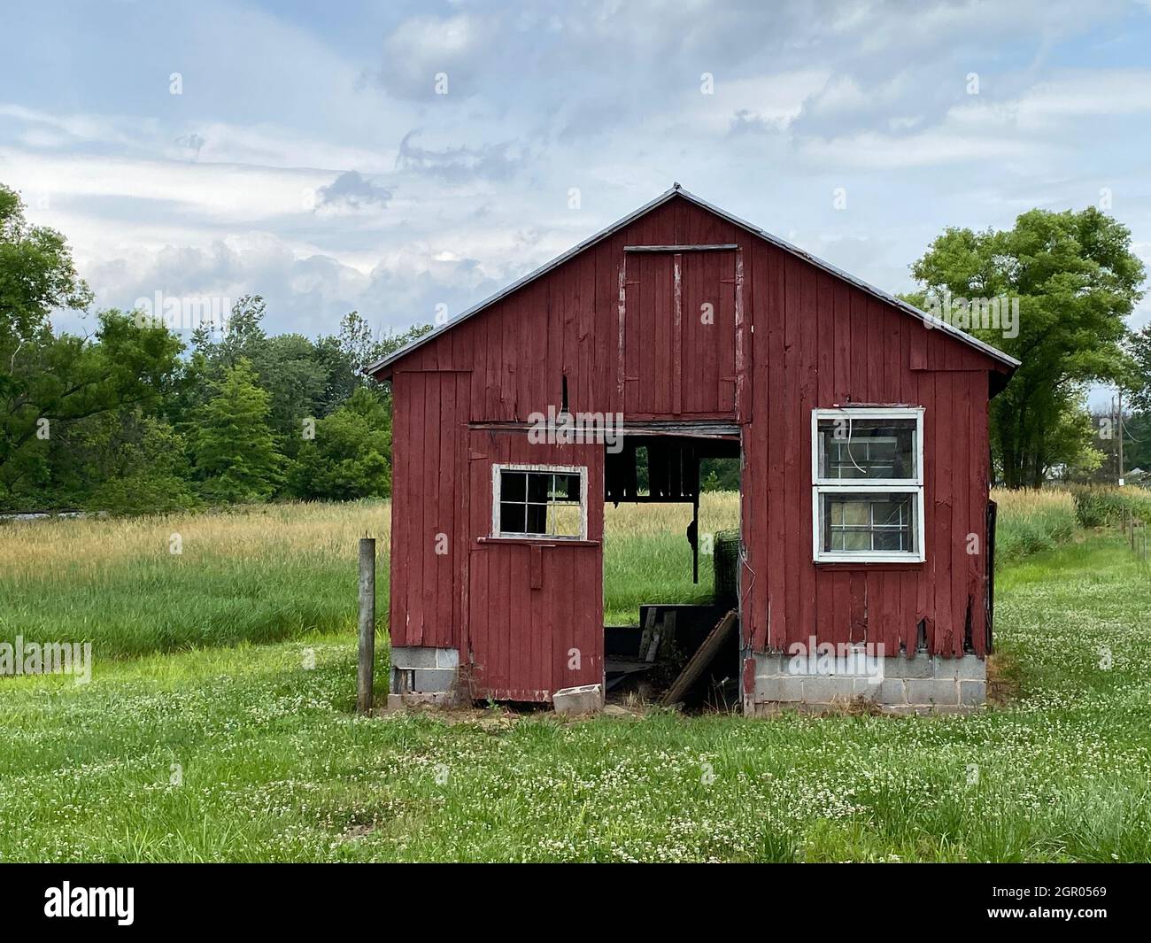 Rundown cottage and garden hi-res stock photography and images - Alamy
