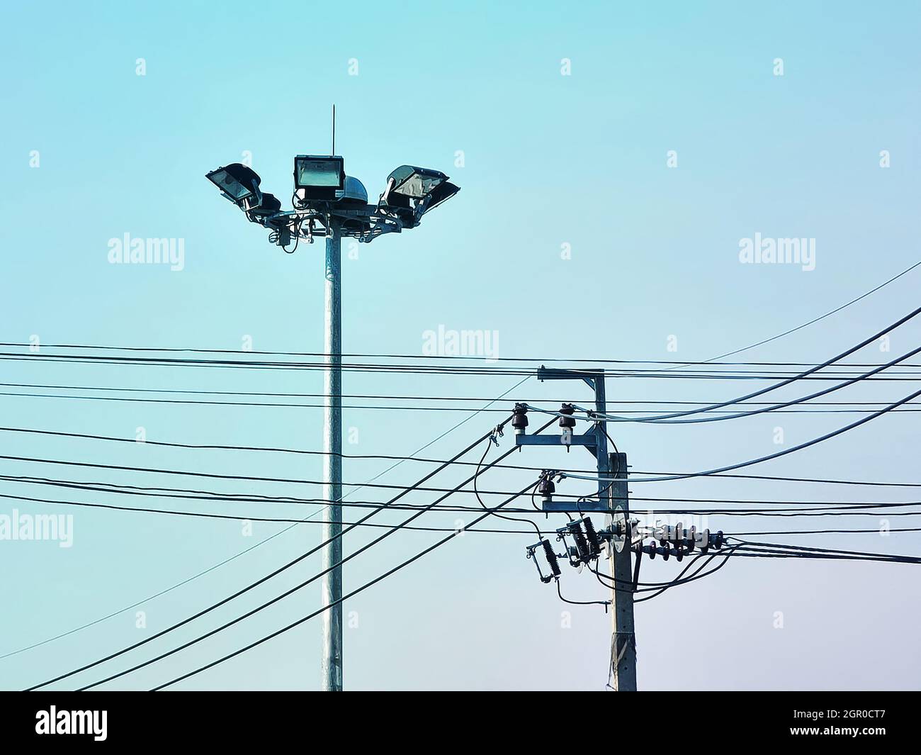 Overhead power to street lighting hi-res stock photography and images ...