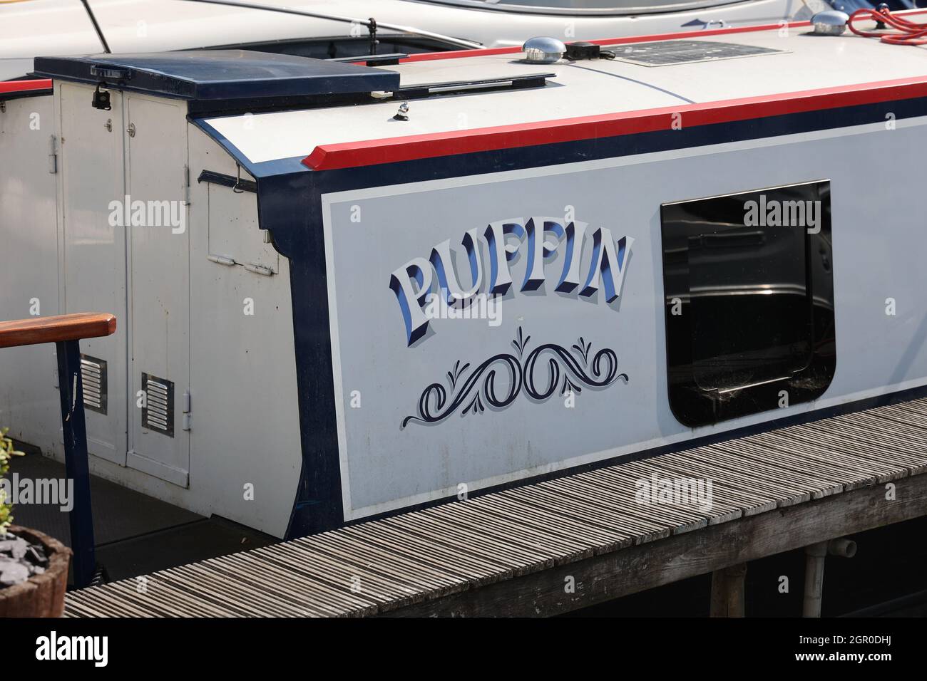 Traditional painted narrowboat hi-res stock photography and images - Alamy