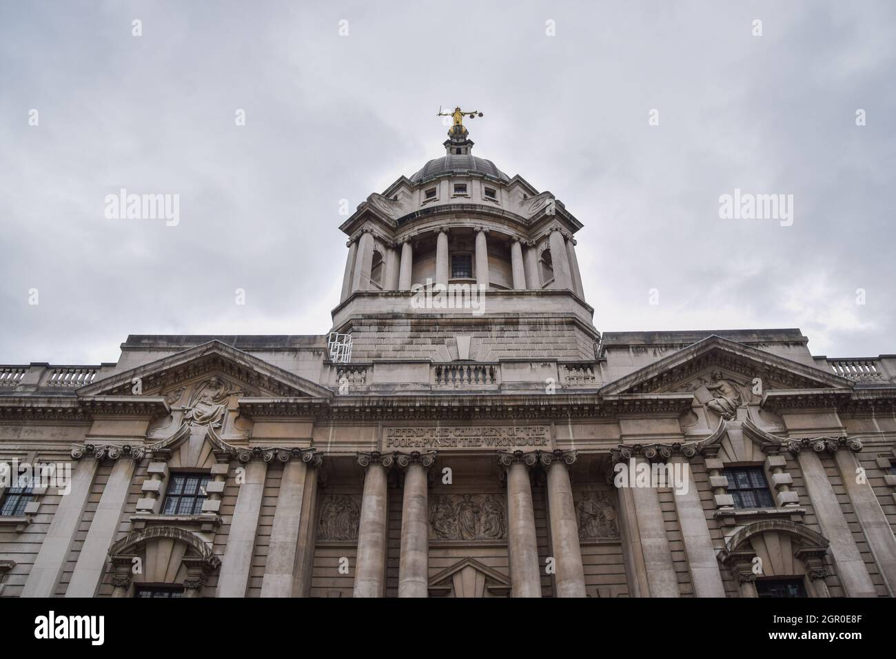 Dome of old bailey law courts hi-res stock photography and images - Alamy