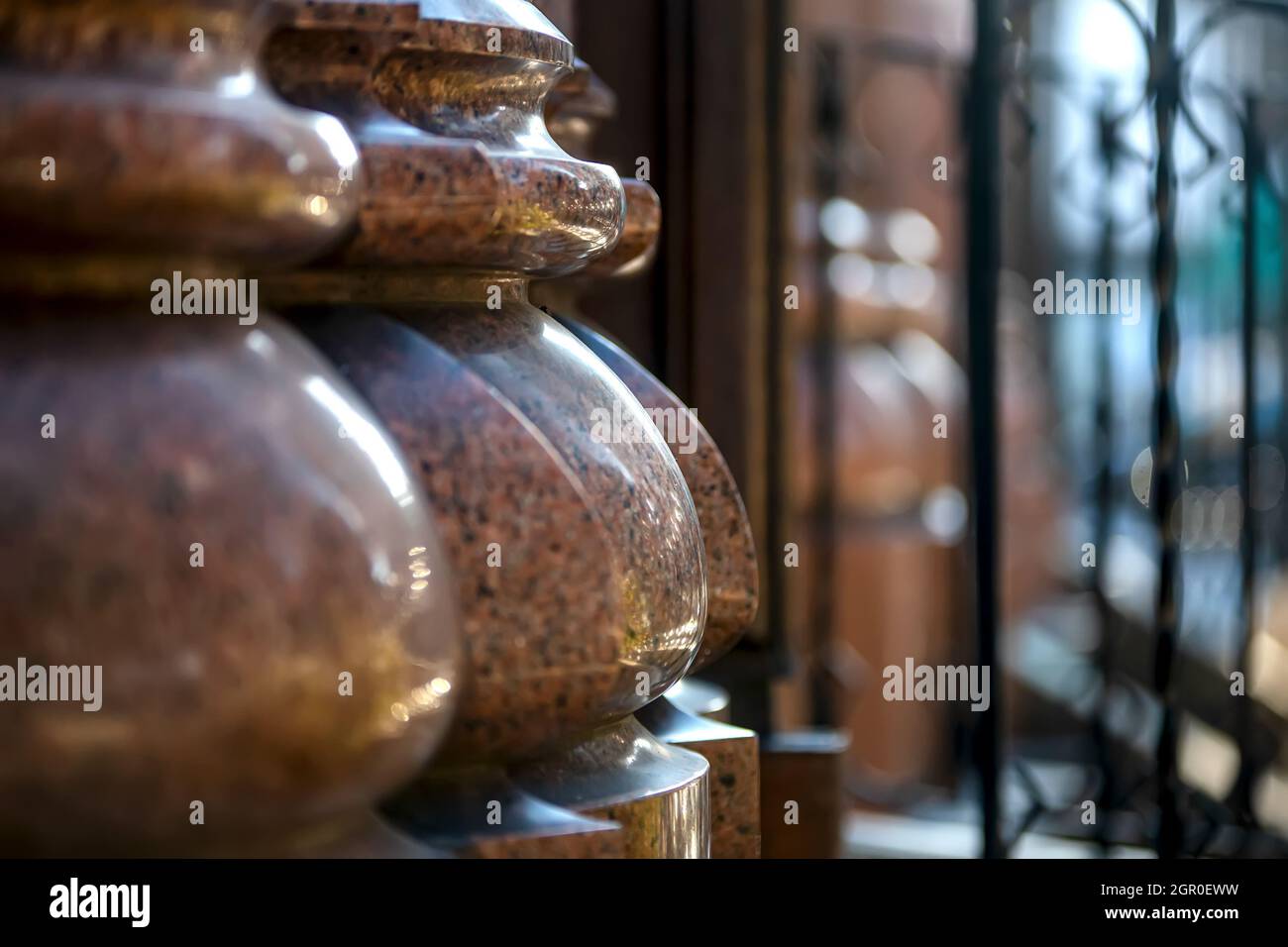 Iron colums hi-res stock photography and images - Alamy