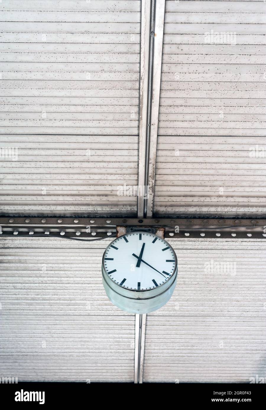 Platform track sign clock hi-res stock photography and images - Alamy