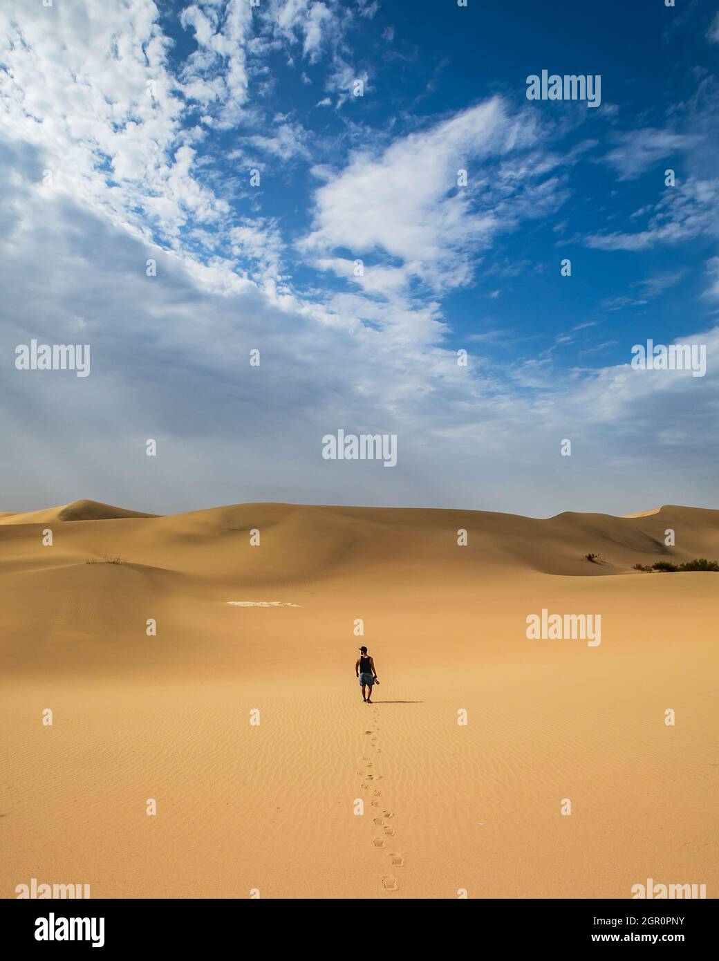 Man alone in the desert hi-res stock photography and images - Alamy