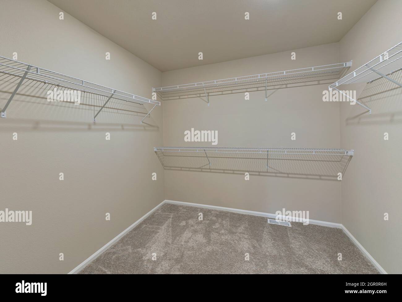 Empty closet closet hi-res stock photography and images - Alamy