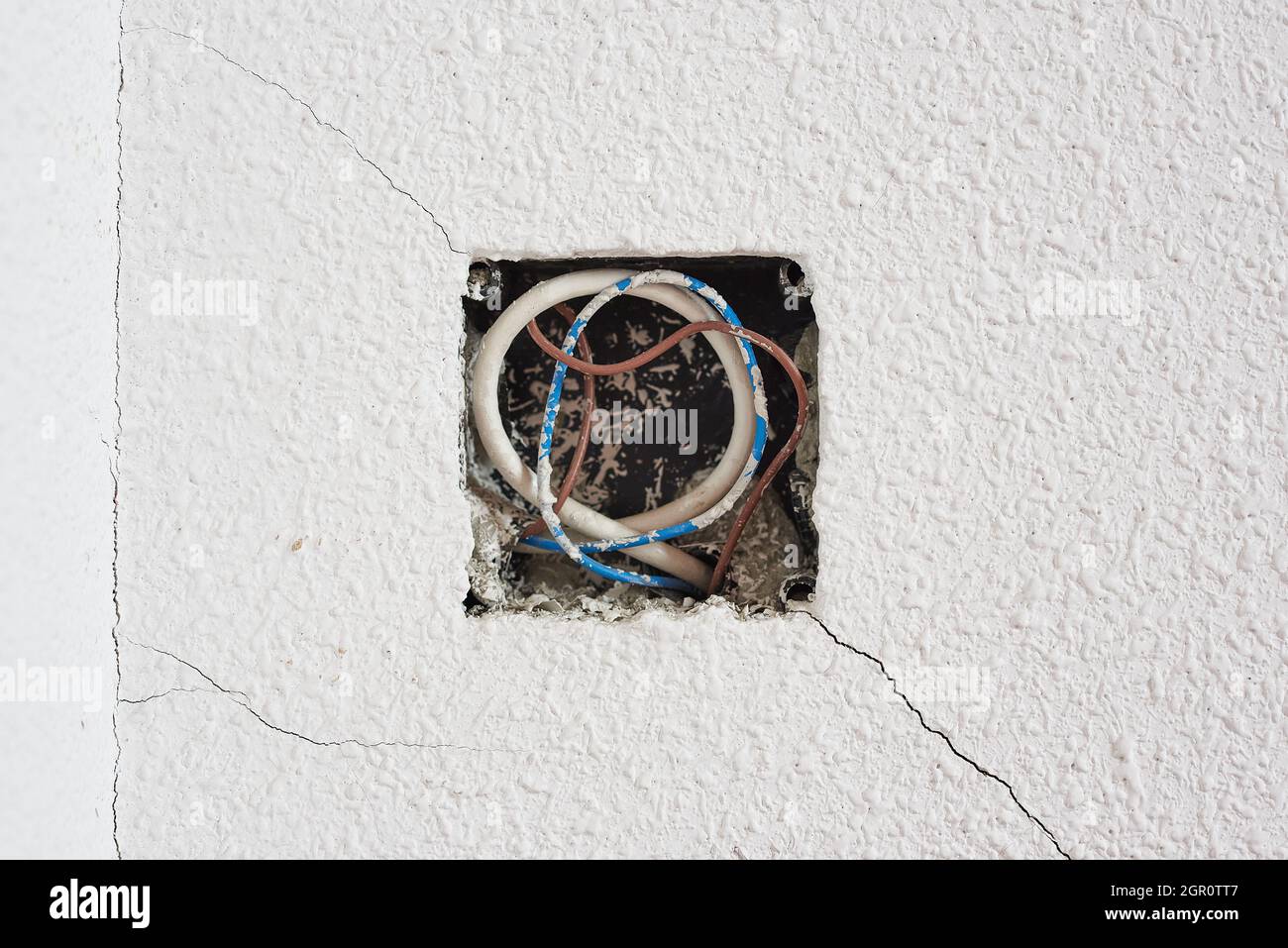 Electric line in the wall socket at house construction Stock Photo - Alamy