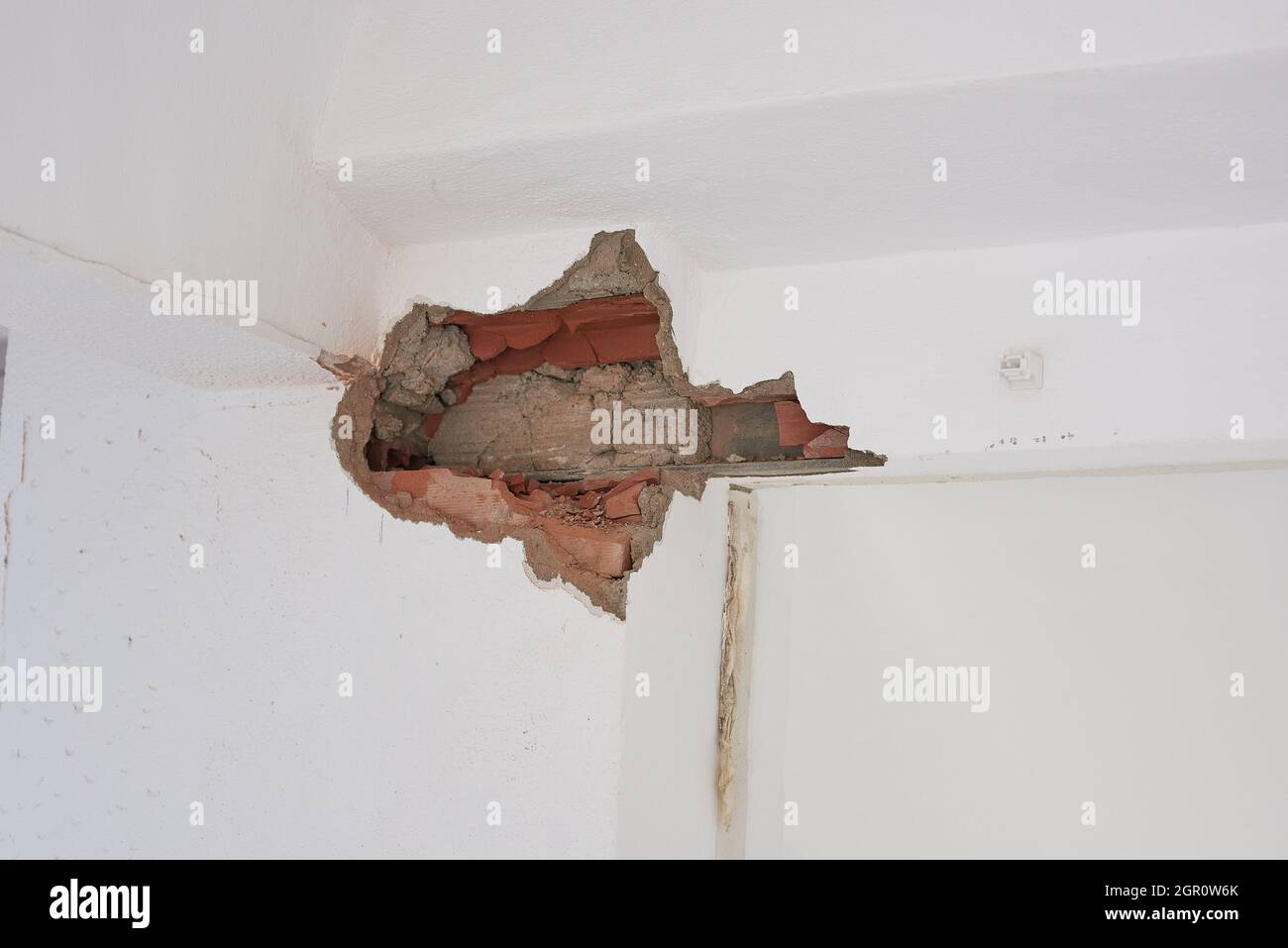 Hole in the wall of a house under construction Stock Photo - Alamy