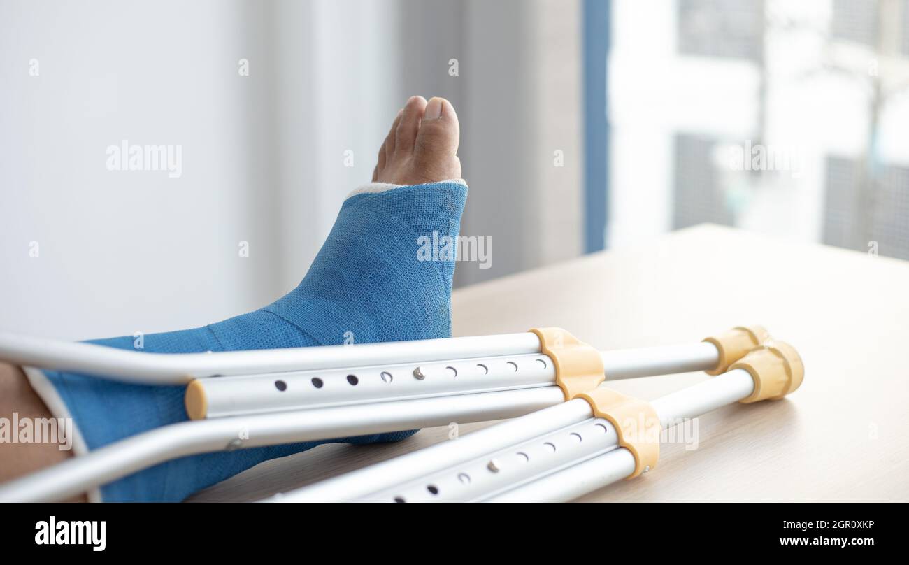 Foot splint hi-res stock photography and images - Alamy