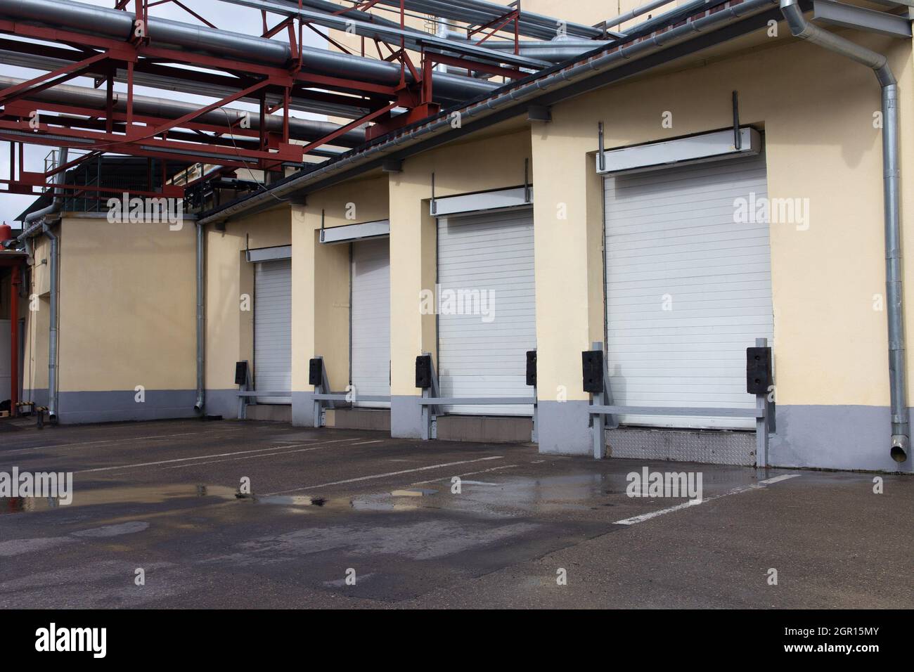 Trailer loading unloading docks hi-res stock photography and images - Alamy