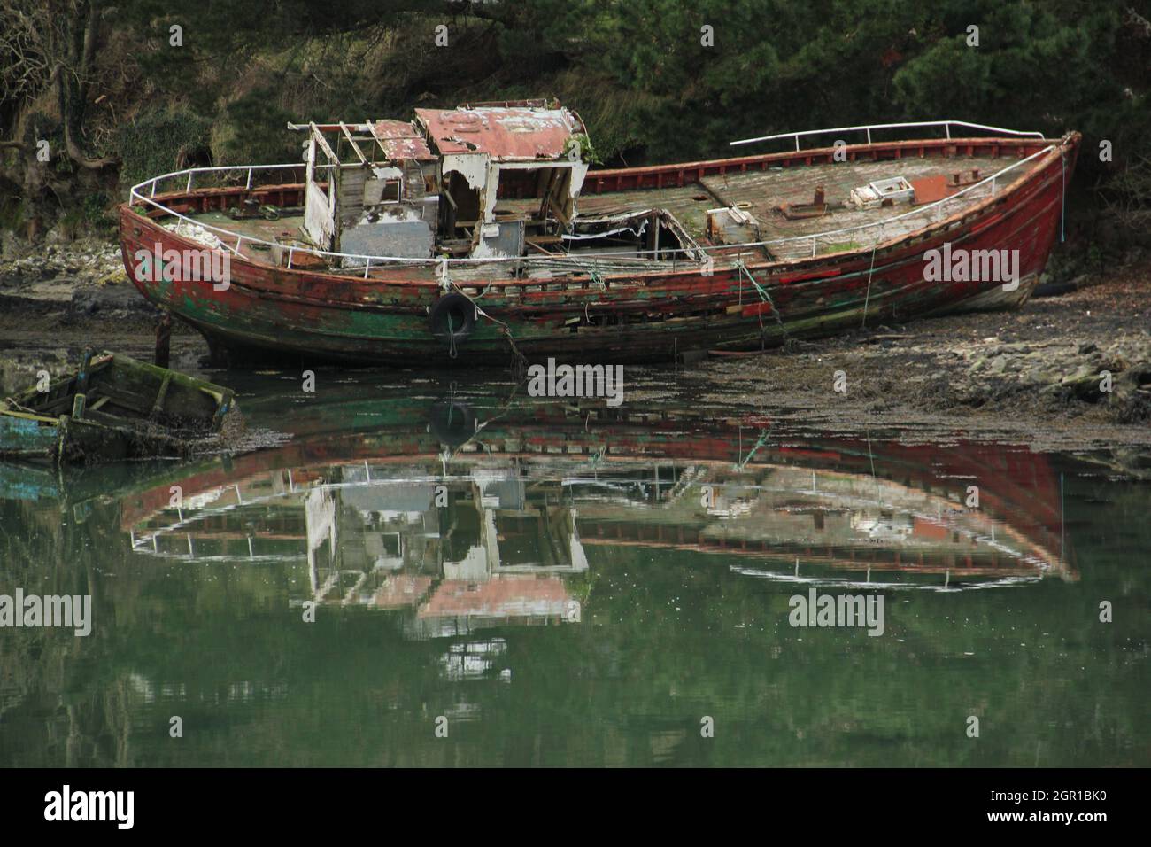 Shipwrecked fishing boat hi-res stock photography and images - Alamy