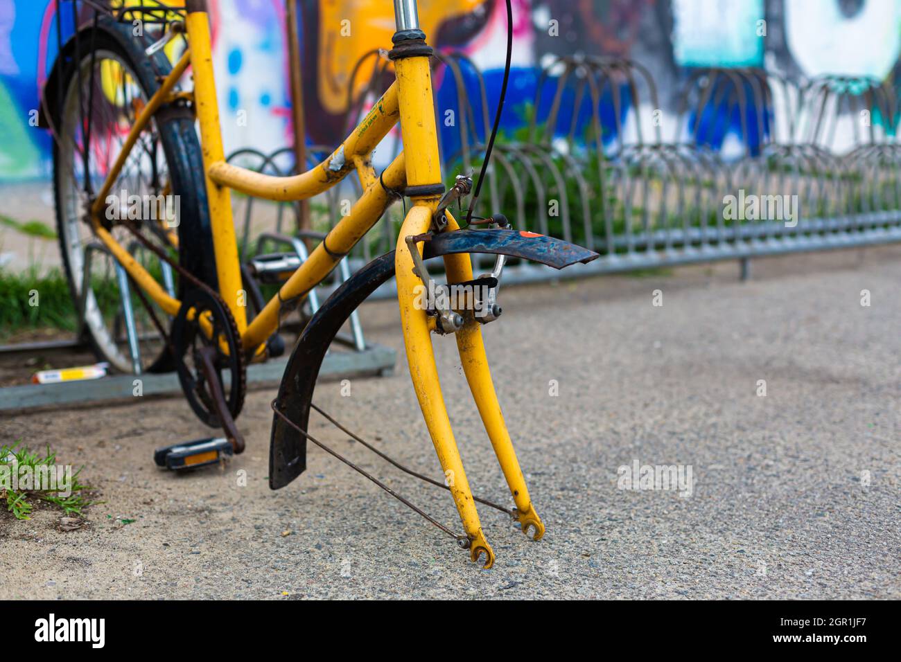 An abandoned bike without a front wheel Stock Photo - Alamy