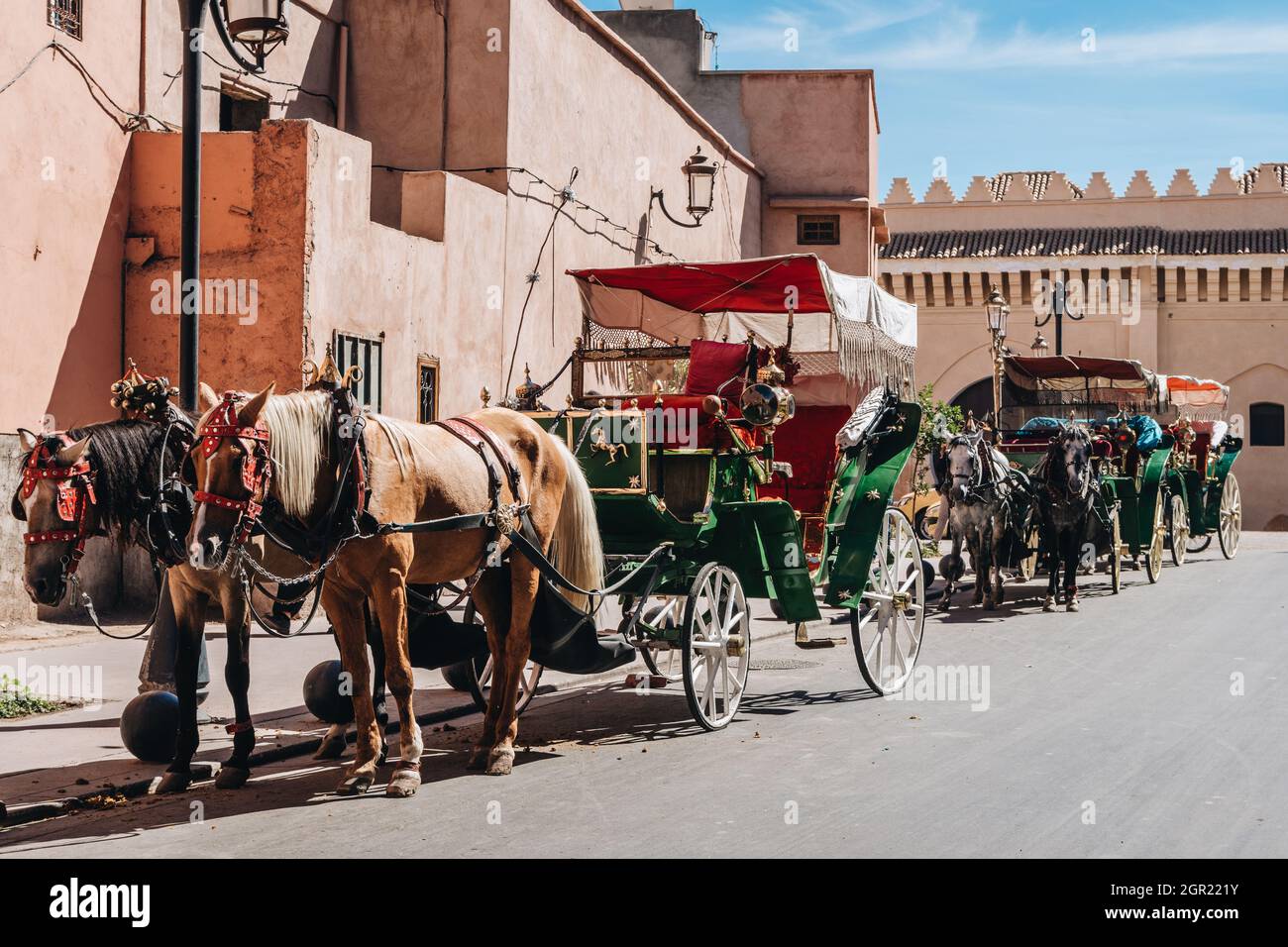 Empty horse carriage hi-res stock photography and images - Alamy