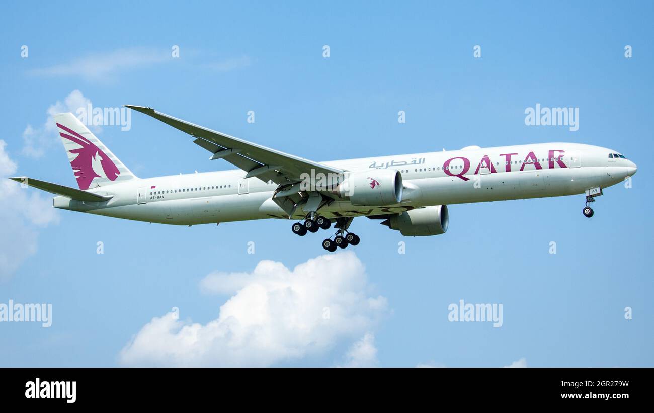 Qatar Airways A7-BAV Boeing 777 landing Runway 09L at London Heathrow ...