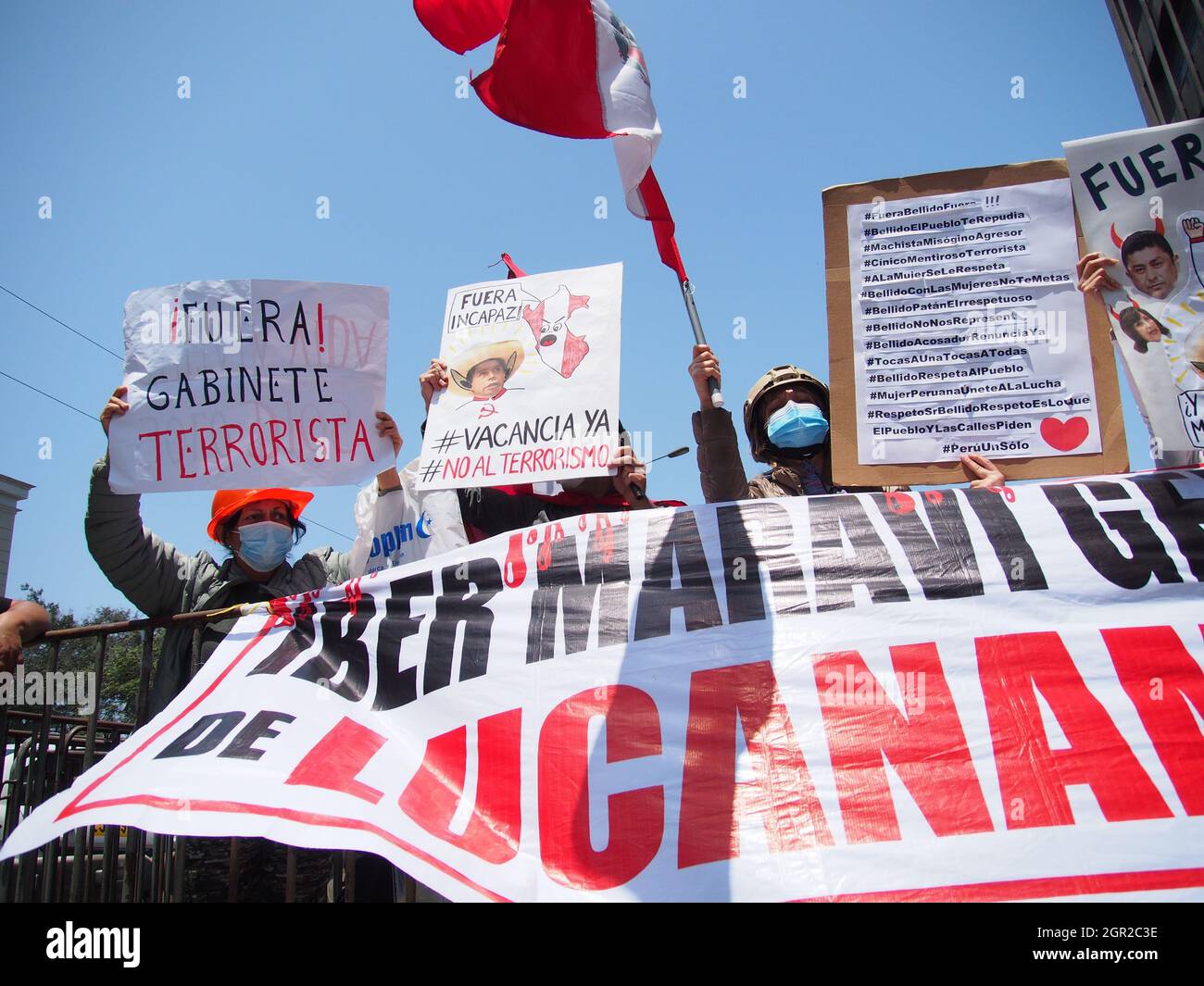 Lima, Peru. 30th Sep, 2021. Hundreds of people gather in front of the ...