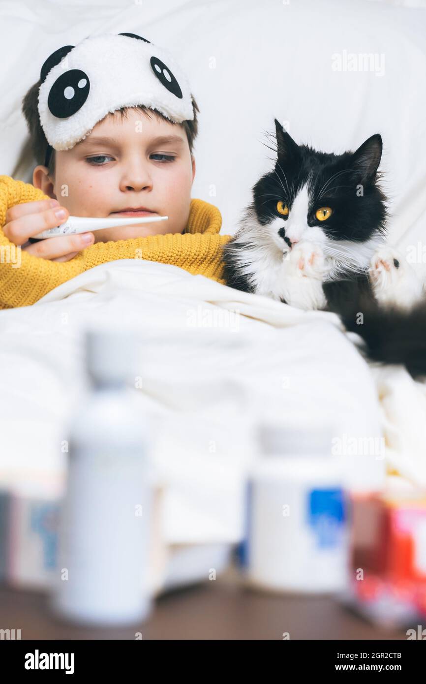 Digital thermometer child mouth hi-res stock photography and images - Alamy