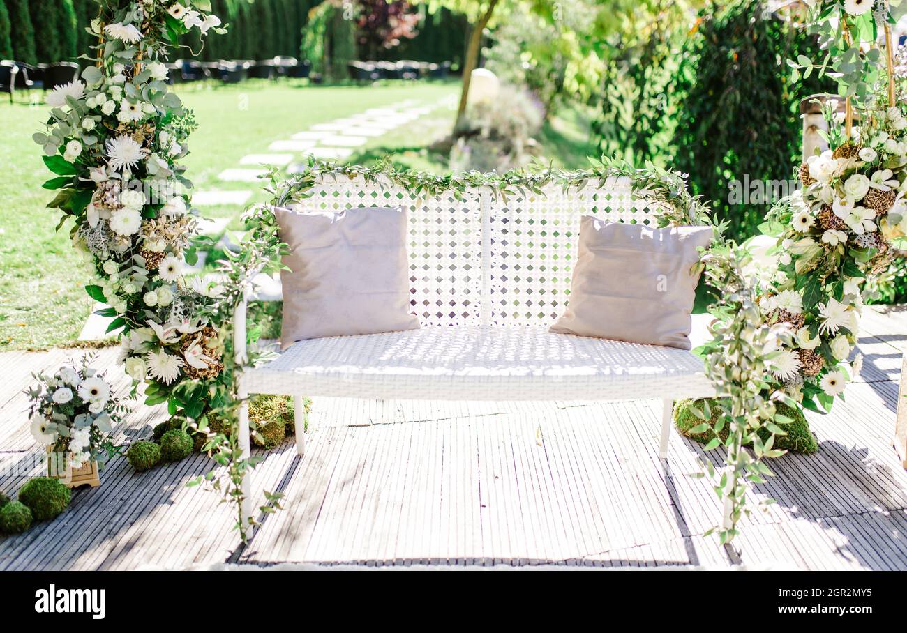 Wedding cottage hi-res stock photography and images - Alamy