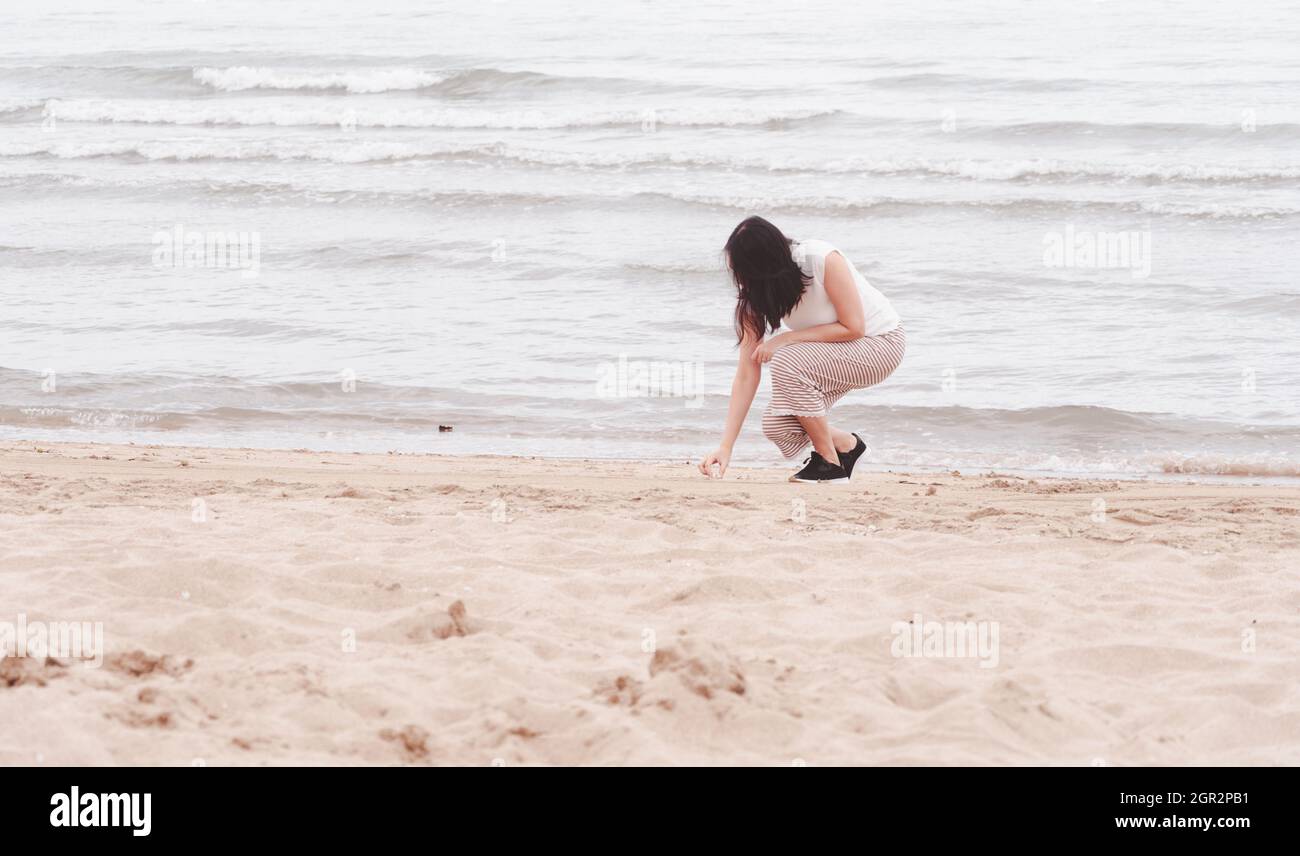 Indian women crouching on step hi-res stock photography and images - Alamy