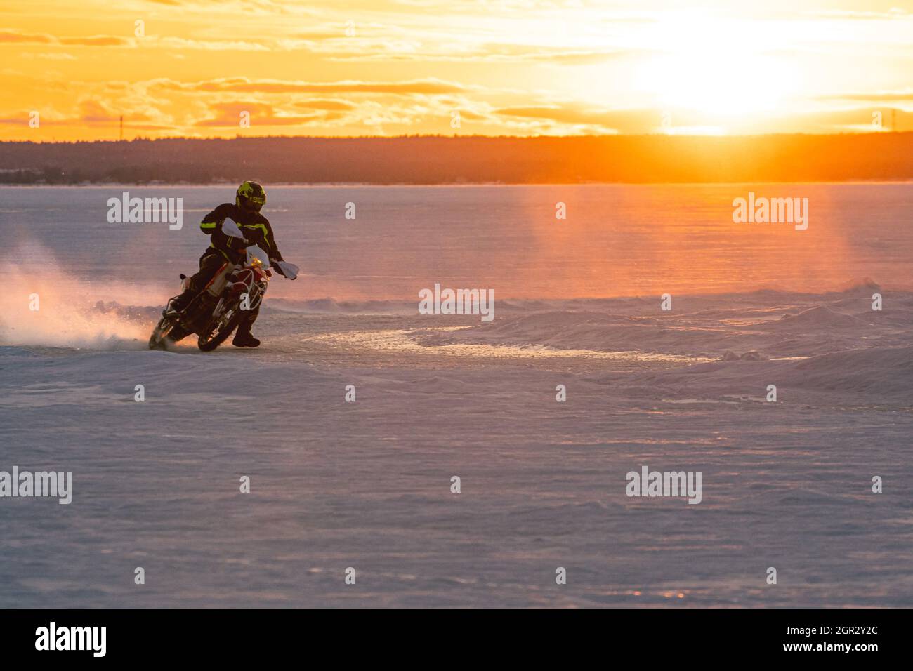 Motorcycle racing on the beach hi-res stock photography and images - Alamy