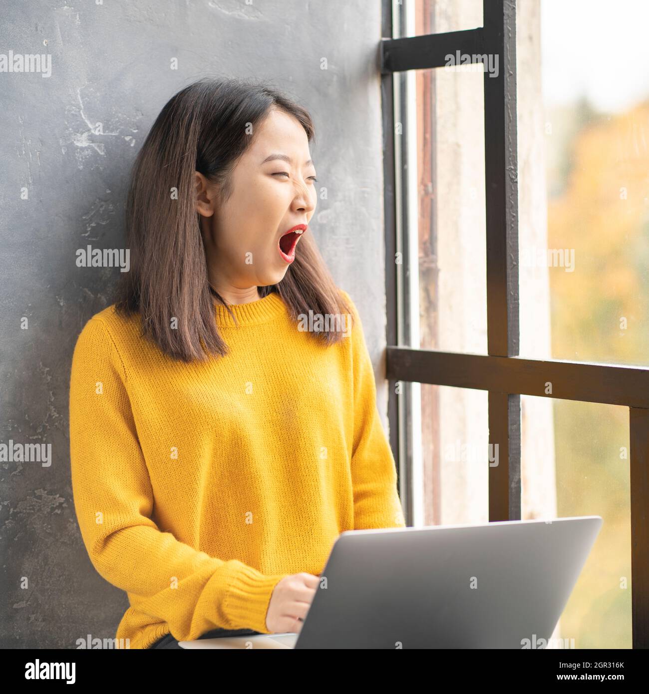 Busy woman and yawning hi-res stock photography and images - Alamy