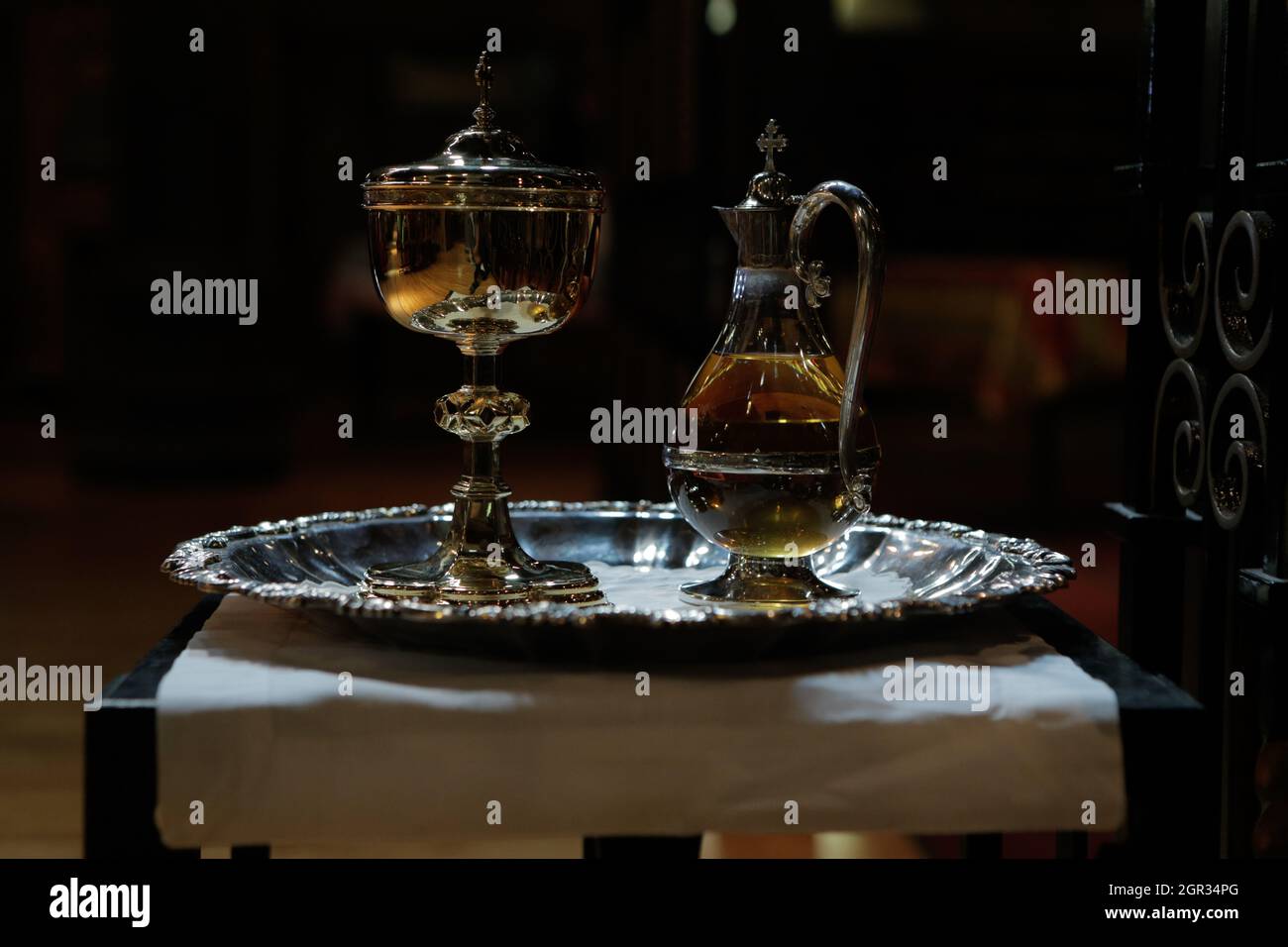 Communion plate hi-res stock photography and images - Alamy