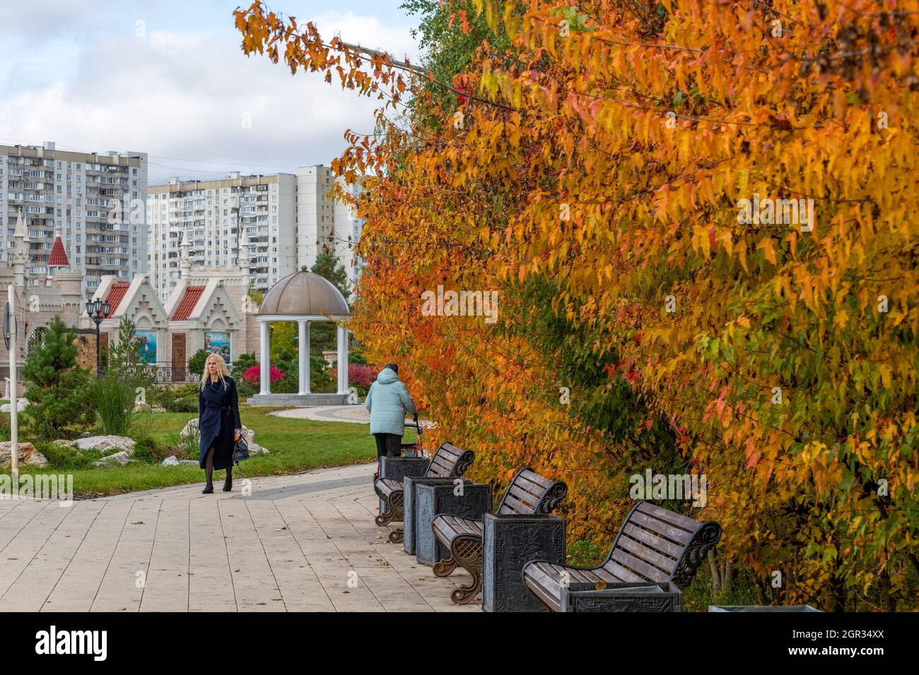 Moscow Russia - Sept 29.2021. Autumn in a city park in Zelenograd Stock ...