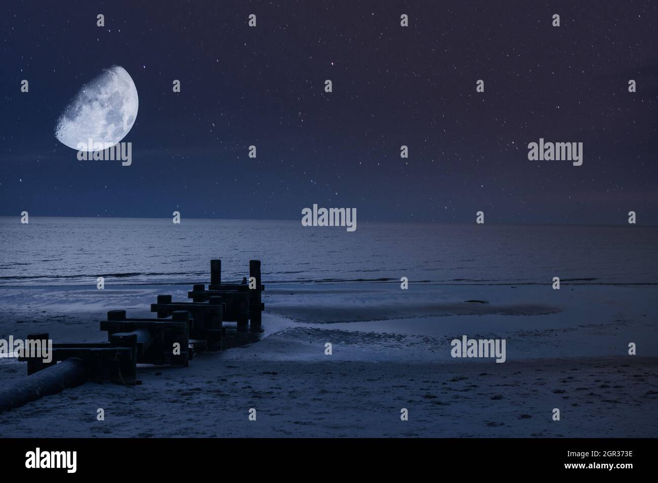 Stars over ocean dark night hi-res stock photography and images - Alamy